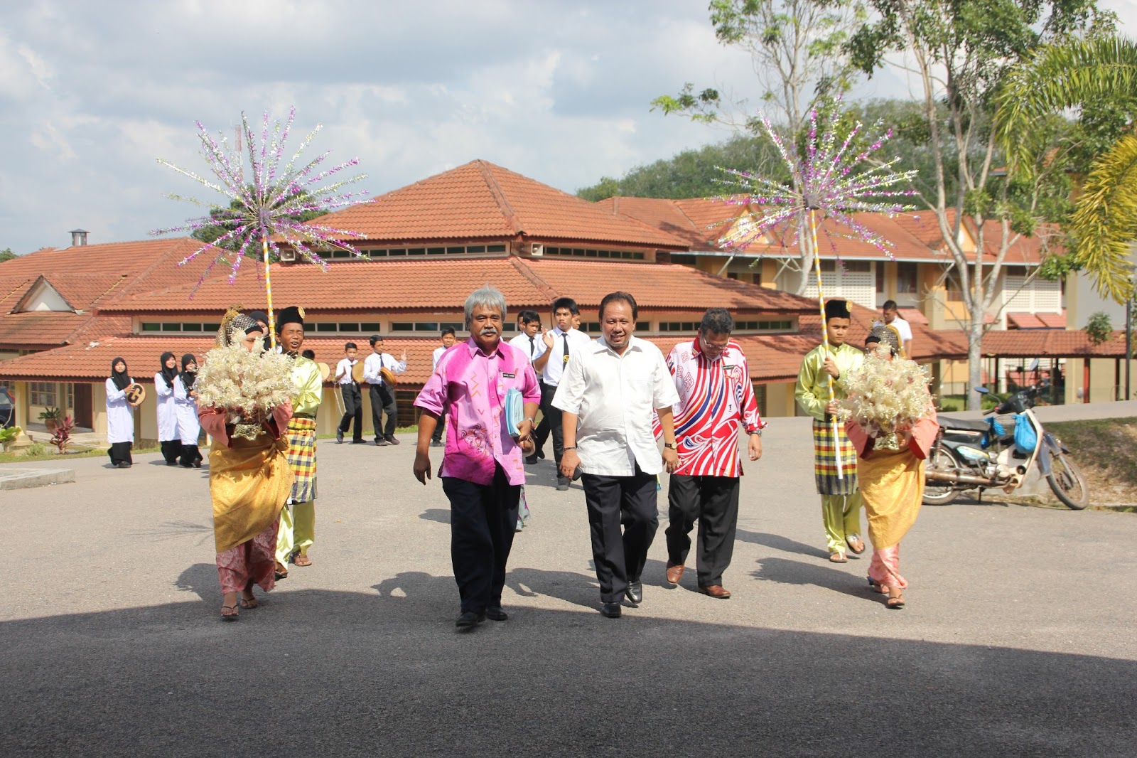 SMK JELAI: TERIMA KASIH YB DATO`ISMAIL LASIM(ADUN SENALING) MENYERAHKAN ...
