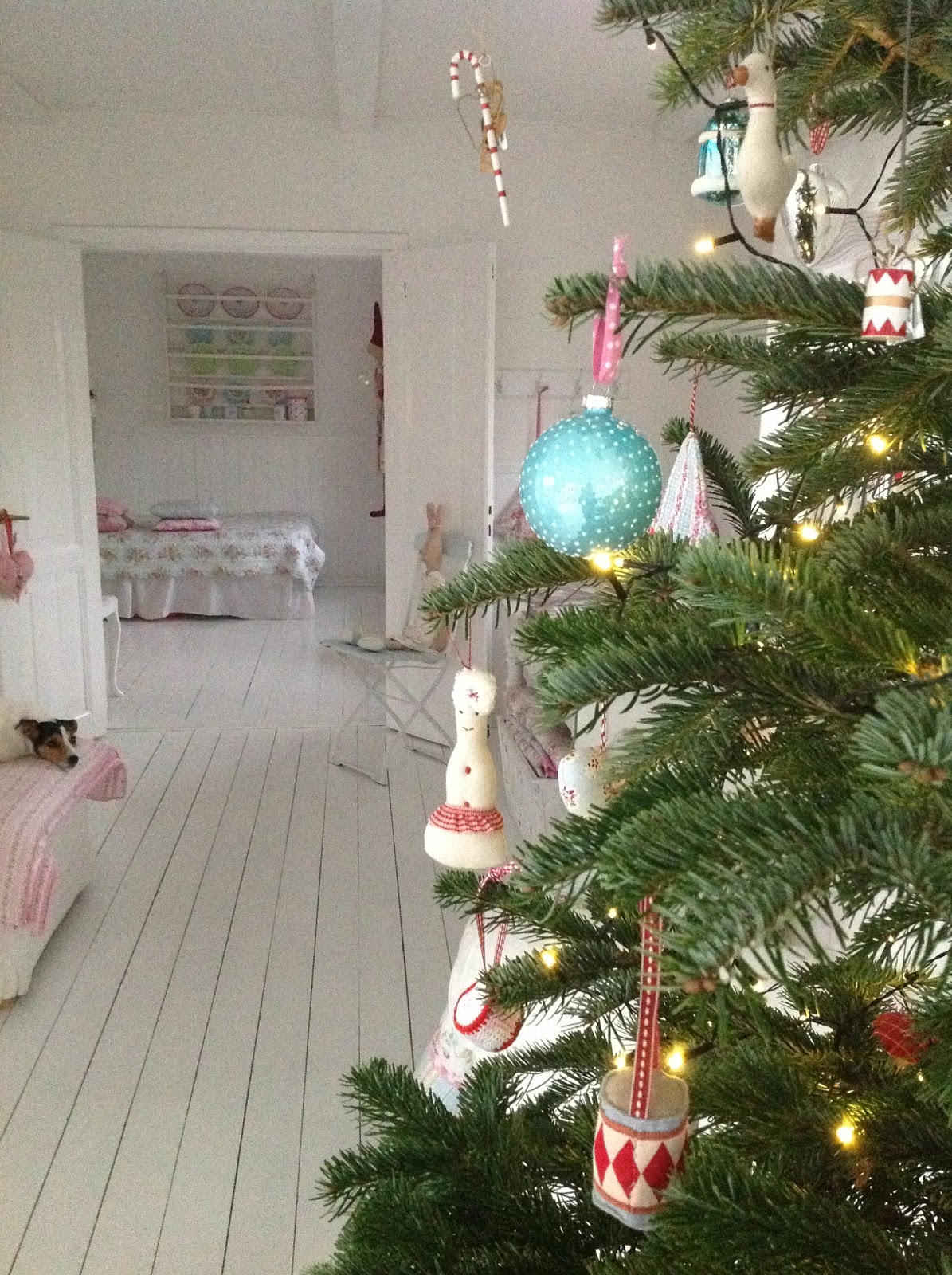 Sommerhusstil ...: Juletræet med sin pynt ....