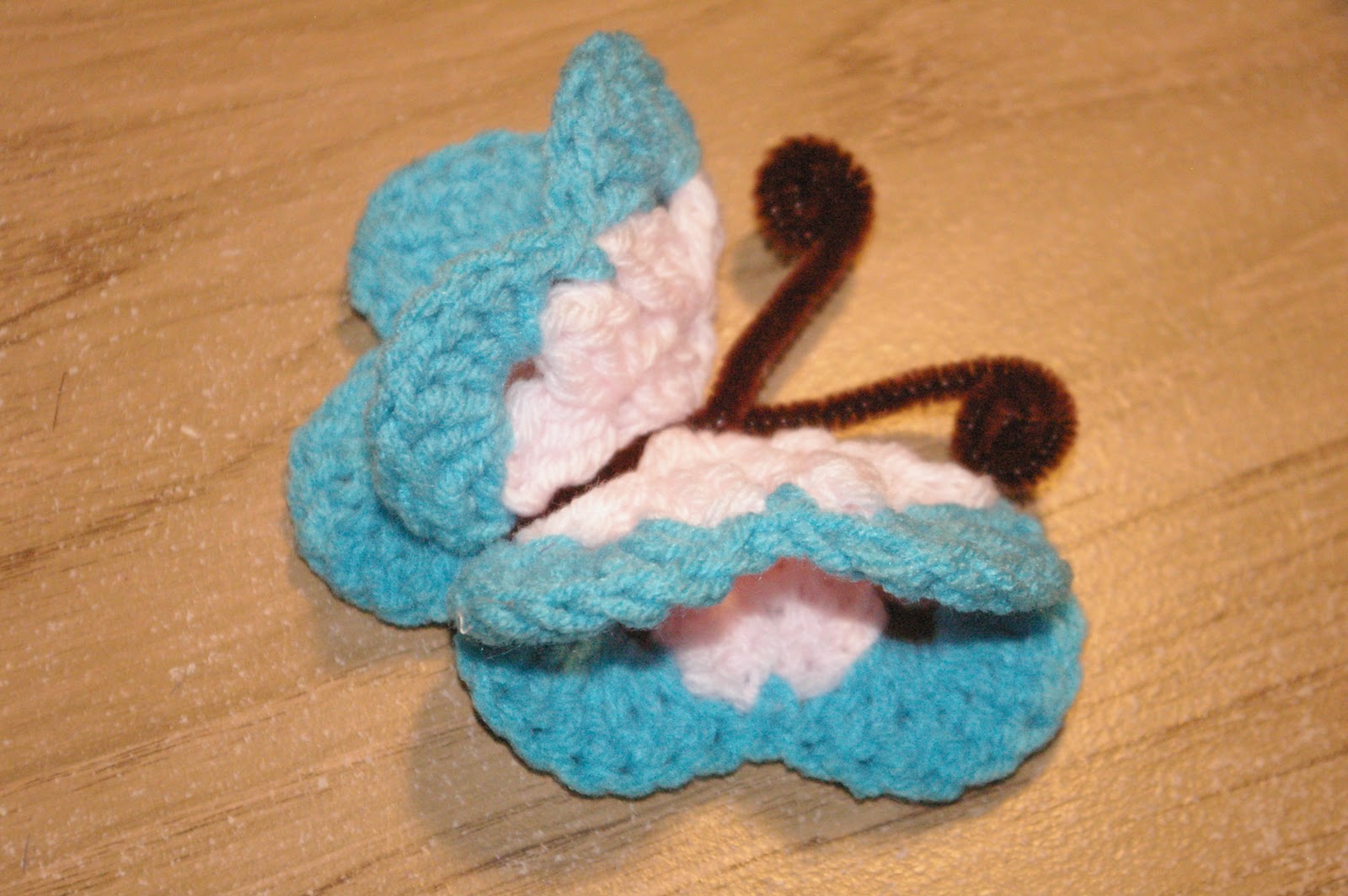Laudiaann Sylvest WHO AM I?: Crochet Butterfly Refrigerator Magnets.