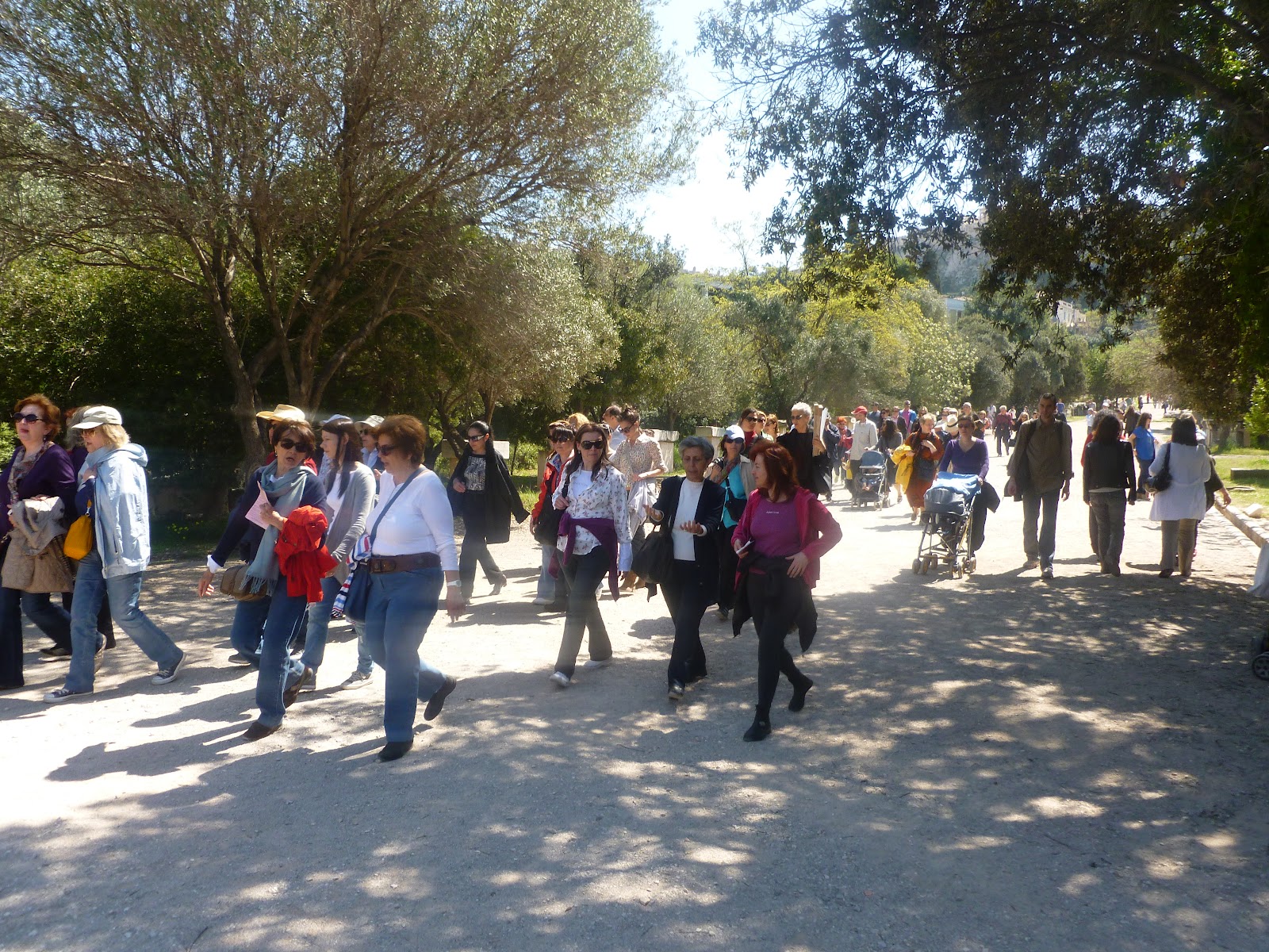 Μαμάδες στο δρόμο & φίλοι: Ξενάγηση στην Πλάκα