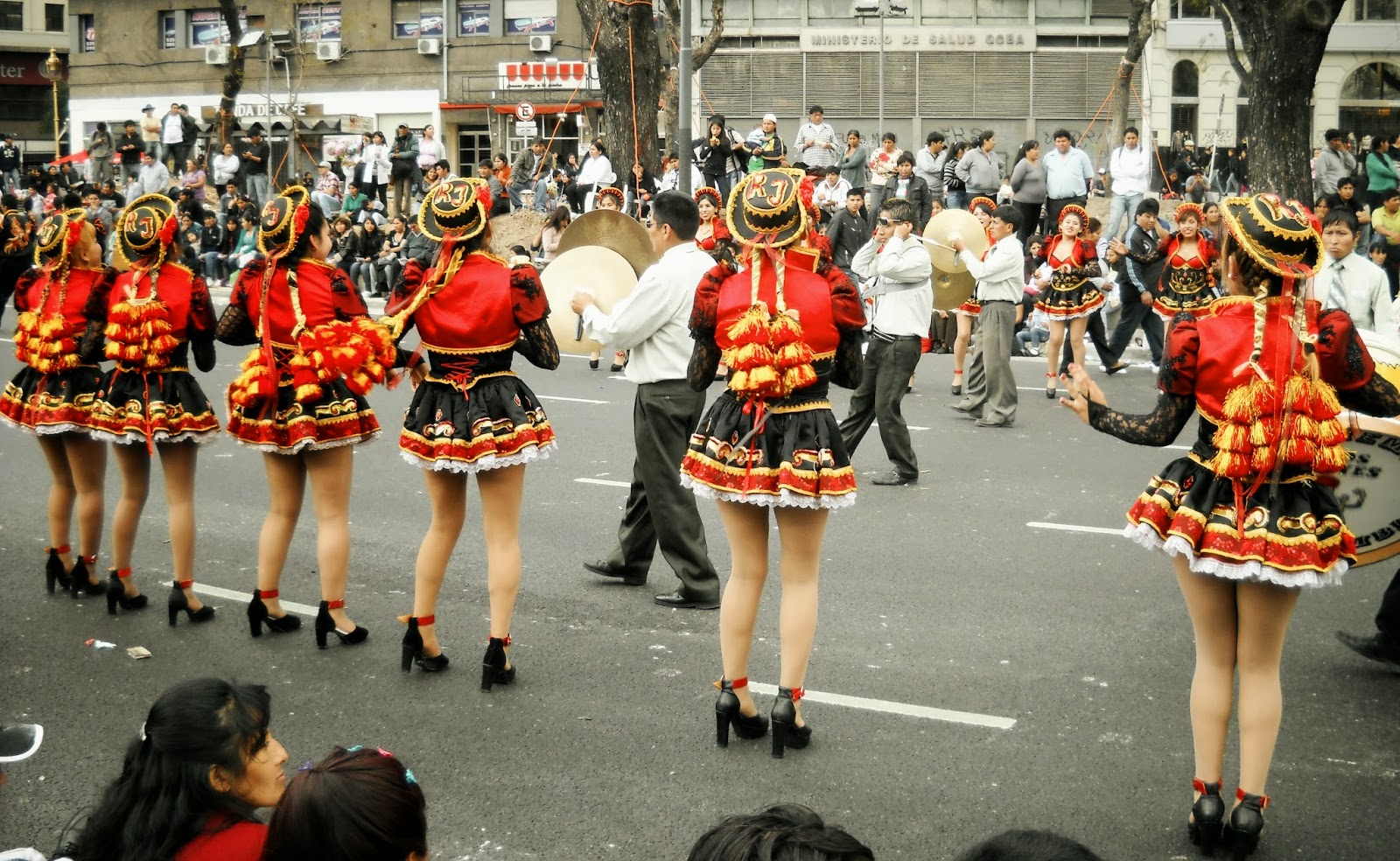 Festejo de la comunidad boliviana en el Día de la Diversidad Cultural ...
