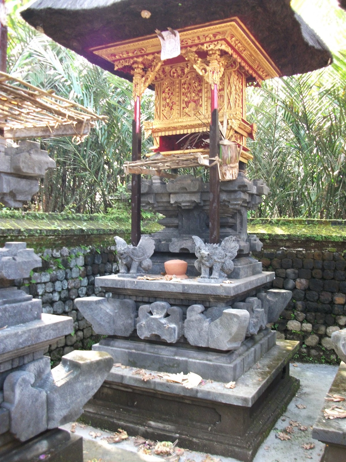 PENGRAJIN / KERAJINAN PURA DI BALI DENGAN BATU TABAS