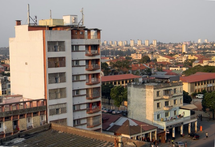 Prédio modernista de esquina no 2o quarteirão da P. Chagas no Alto Maé