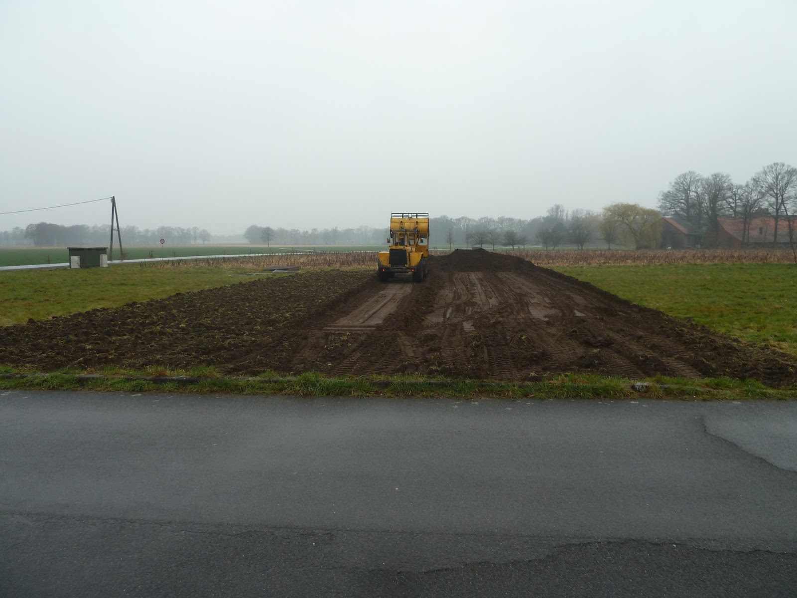 wirbauenendlich: Grasnarbe wird abgefahren