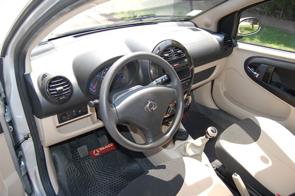 Geely chega ao Brasil com sedã EC7 e hatch LC