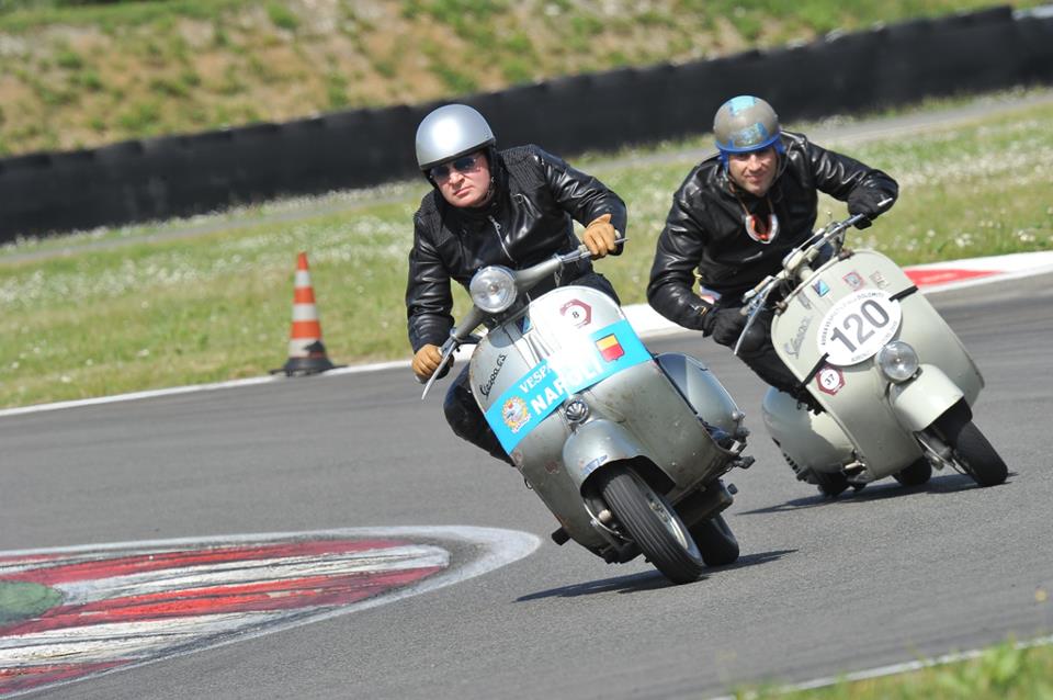 v e s p a m o r e: Classic Vespa racing