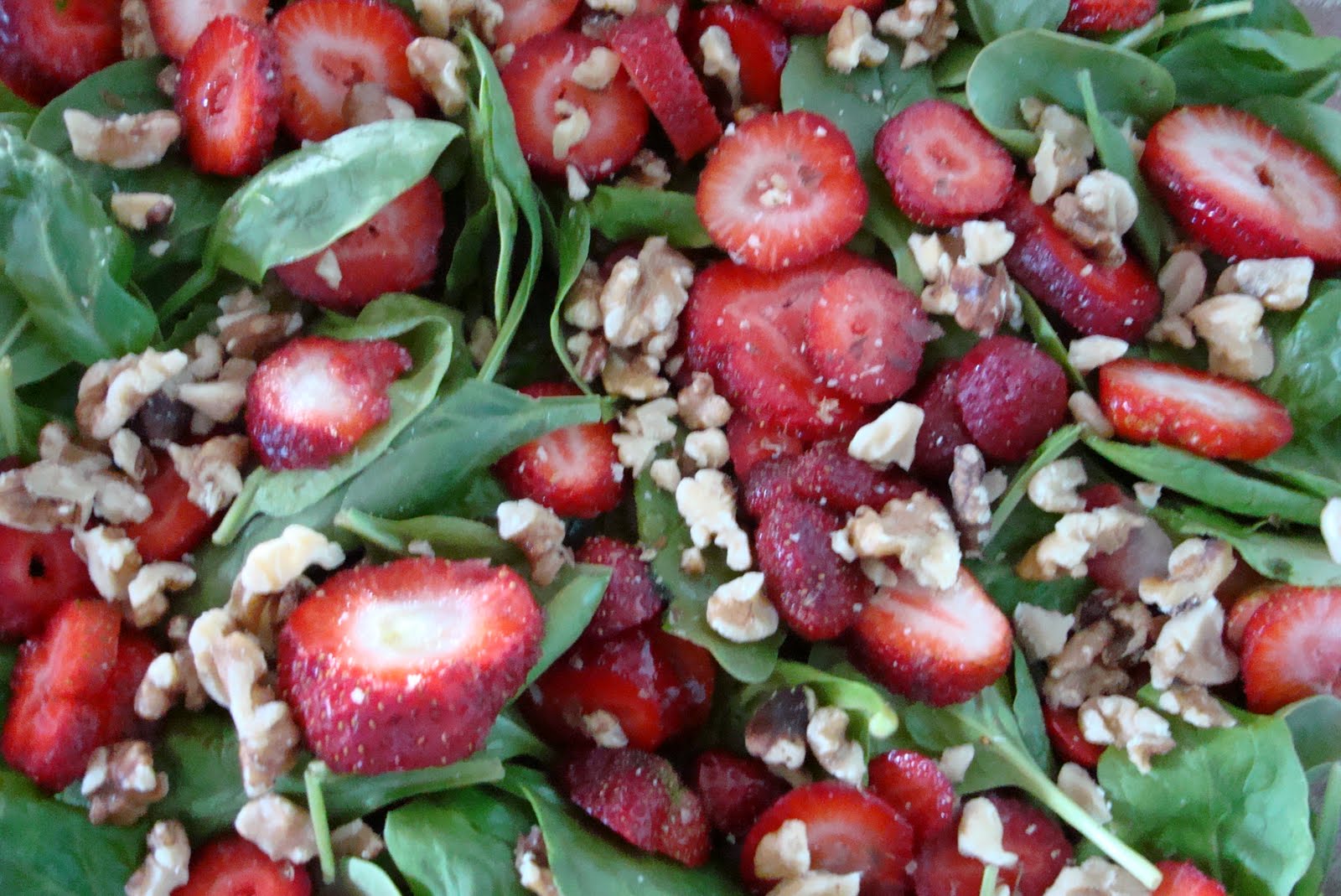 De quase tudo um pouco: Salada de morango e espinafre