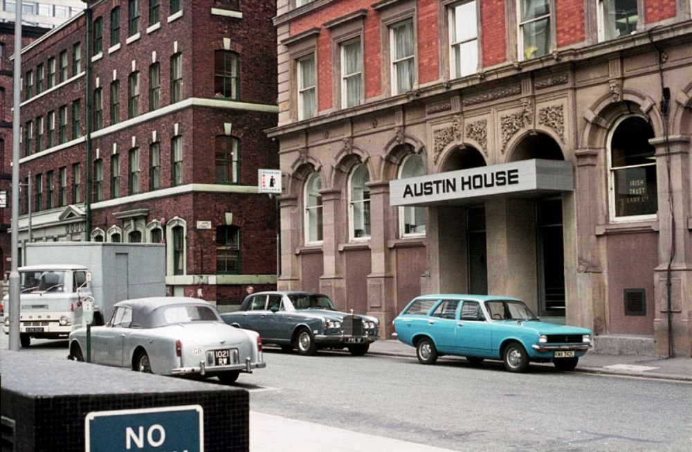 30 Fascinating Color Photographs Capture Street Scenes of Manchester in ...