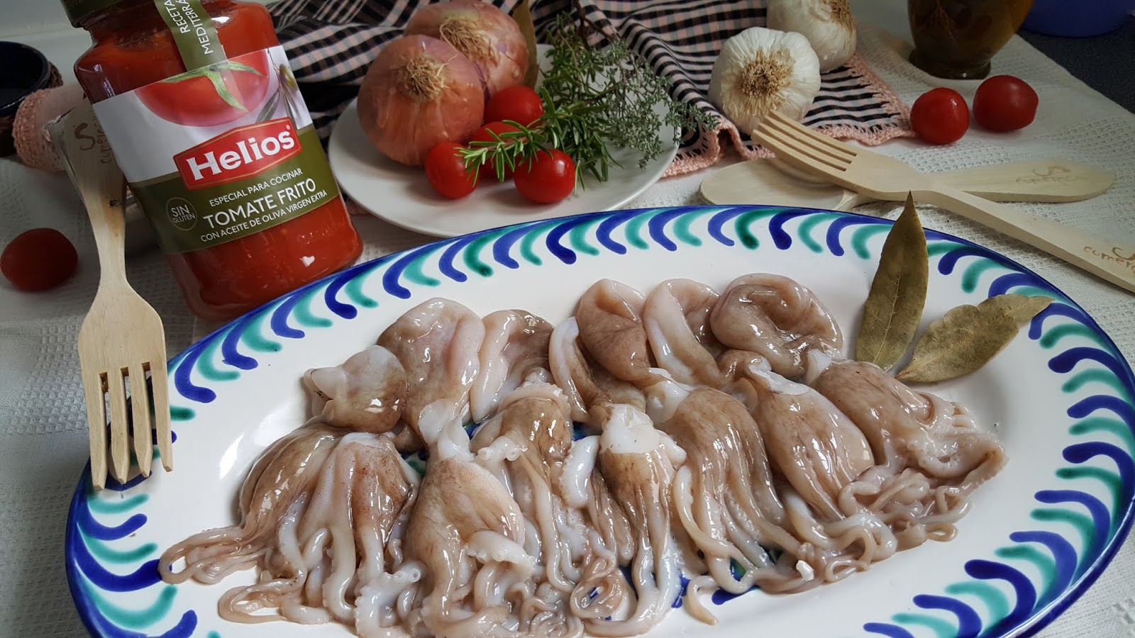 LA VIOLETA POBLENOU: PULPITOS CON CEBOLLA Y TOMATE FRITO