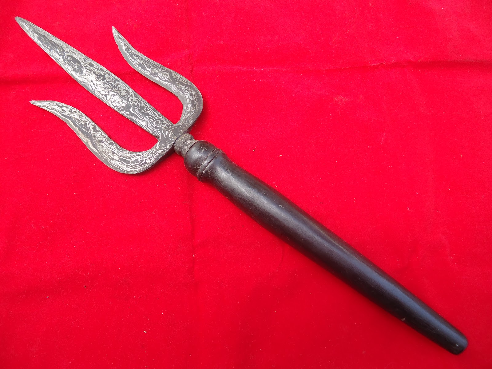 TOMBAK TRISULA - KERIS