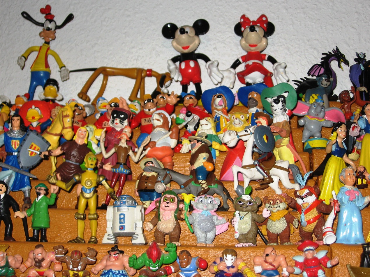 EL KIOSKO DE AKELA: FIGURAS PVC, PUEBLAN LA TIERRA A MILLONES