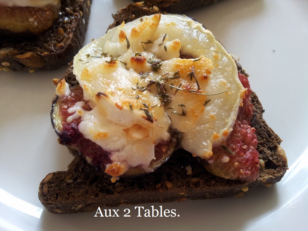 AUX 2 TABLES...: Toasts figues-chèvre chaud et miel.