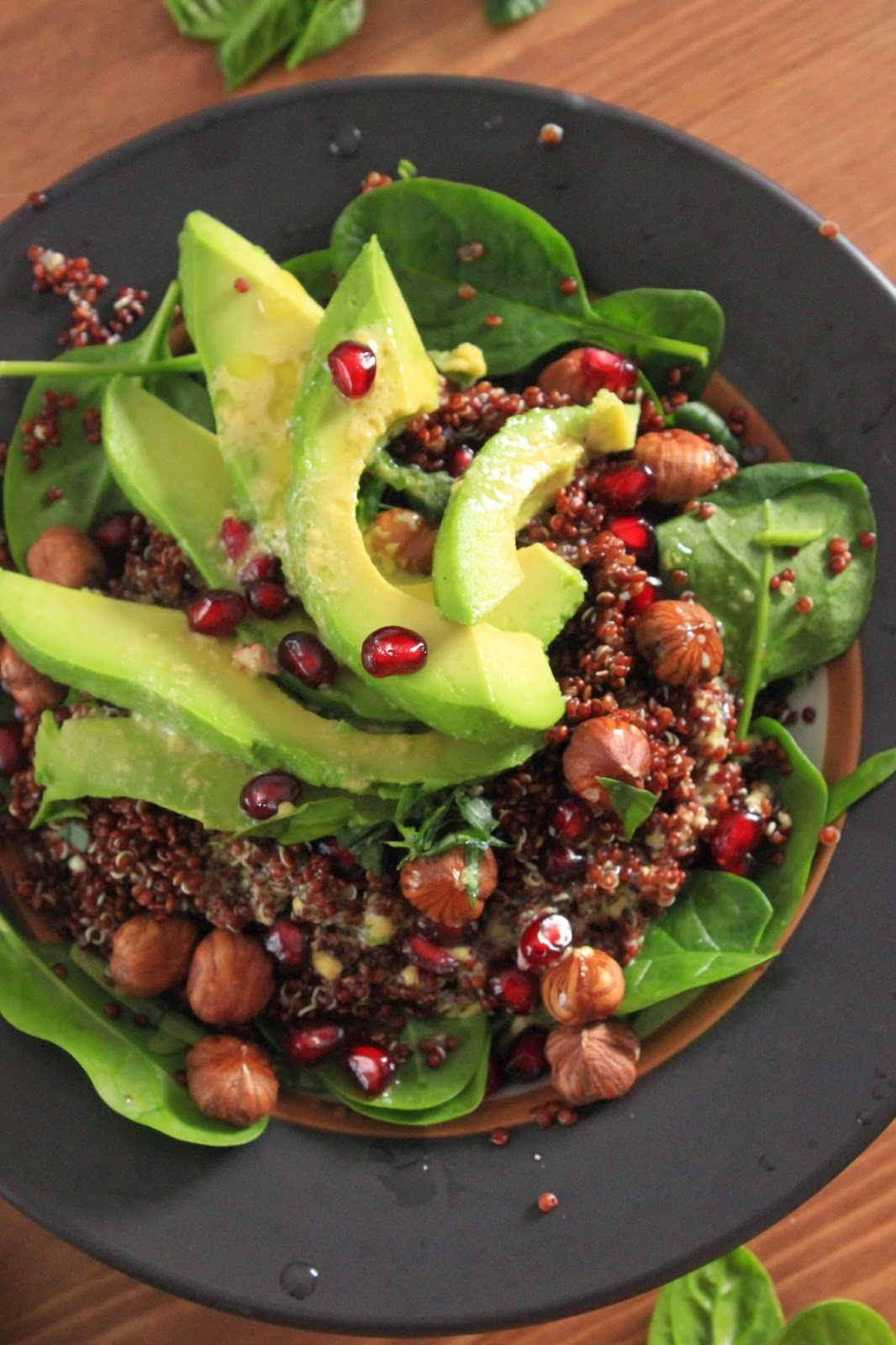 Assiette aux mille couleurs [Quinoa rouge, avocat, grenade, noisettes ...