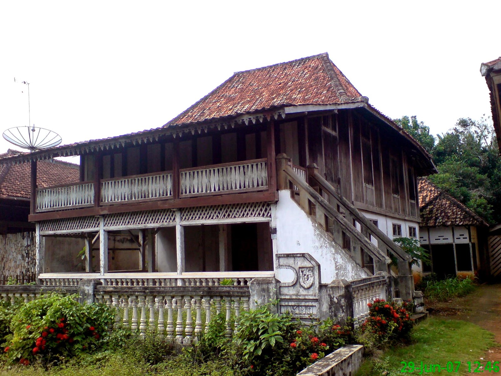 ARSITEKTUR VERNAKULAR INDONESIA TIMUR ~ Alika's