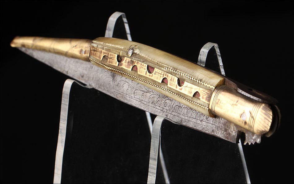 Bibliotecas y mi colección de libros : 496.-Daga (Arma blanca)