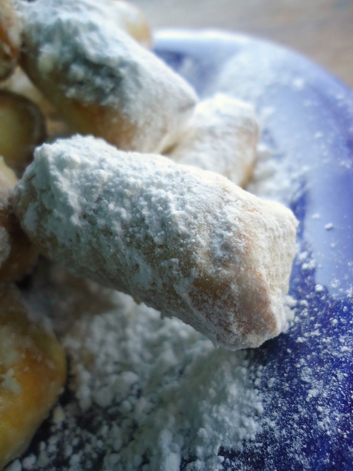 chica chocolatina: Frost Bites- Powdered Sugar Soft Pretzels