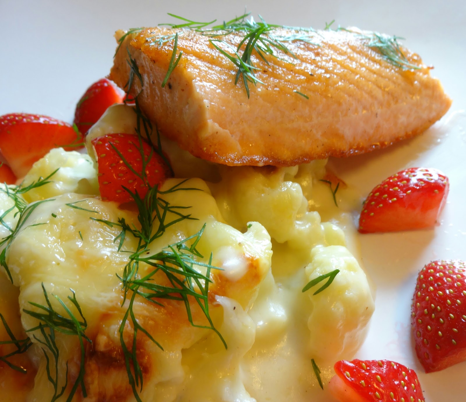 Edels Mat : Pannestekt laks med blomkålgrateng og jordbær ღ