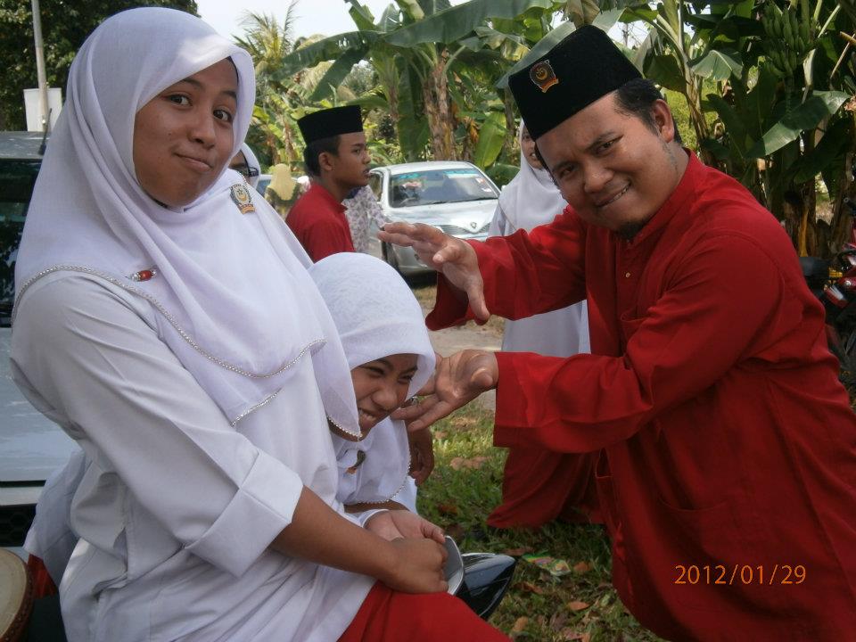 Kompang Pengantin: PENGANTIN MENEPATI MASA