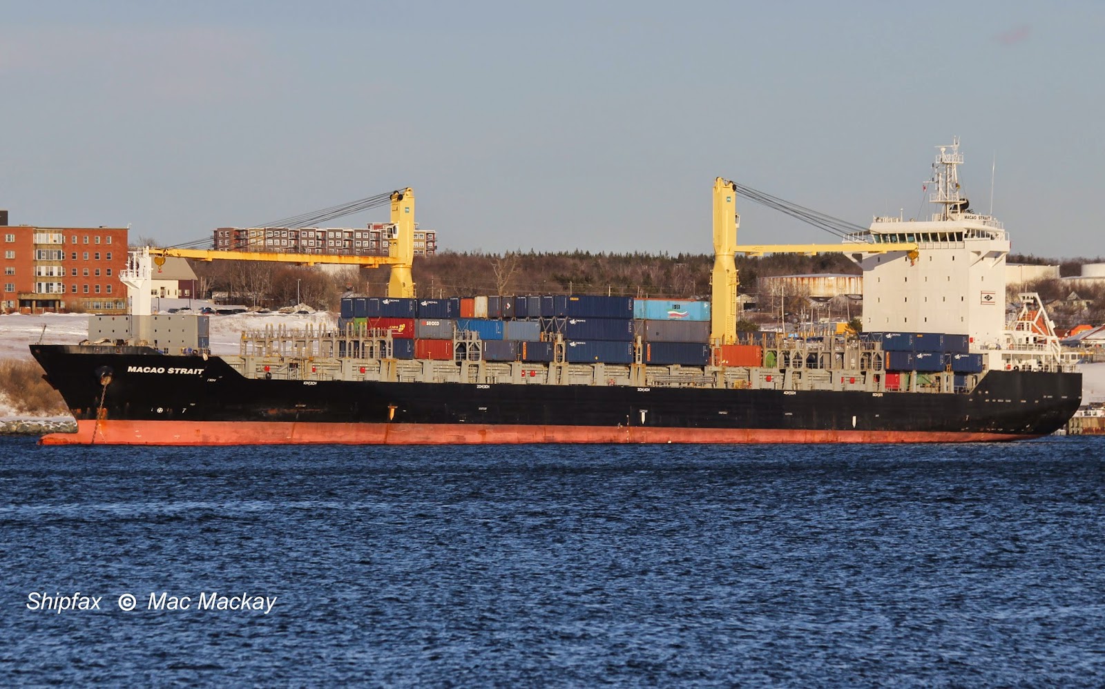 Shipfax: Halterm berths big ships