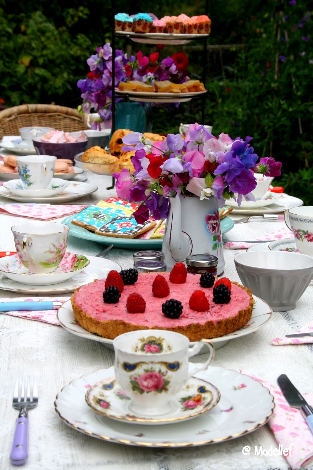 Madelief: Vintage tea in the garden