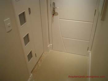 DiCasa9va: A importante composição entre o rodapé e o alizar de uma porta