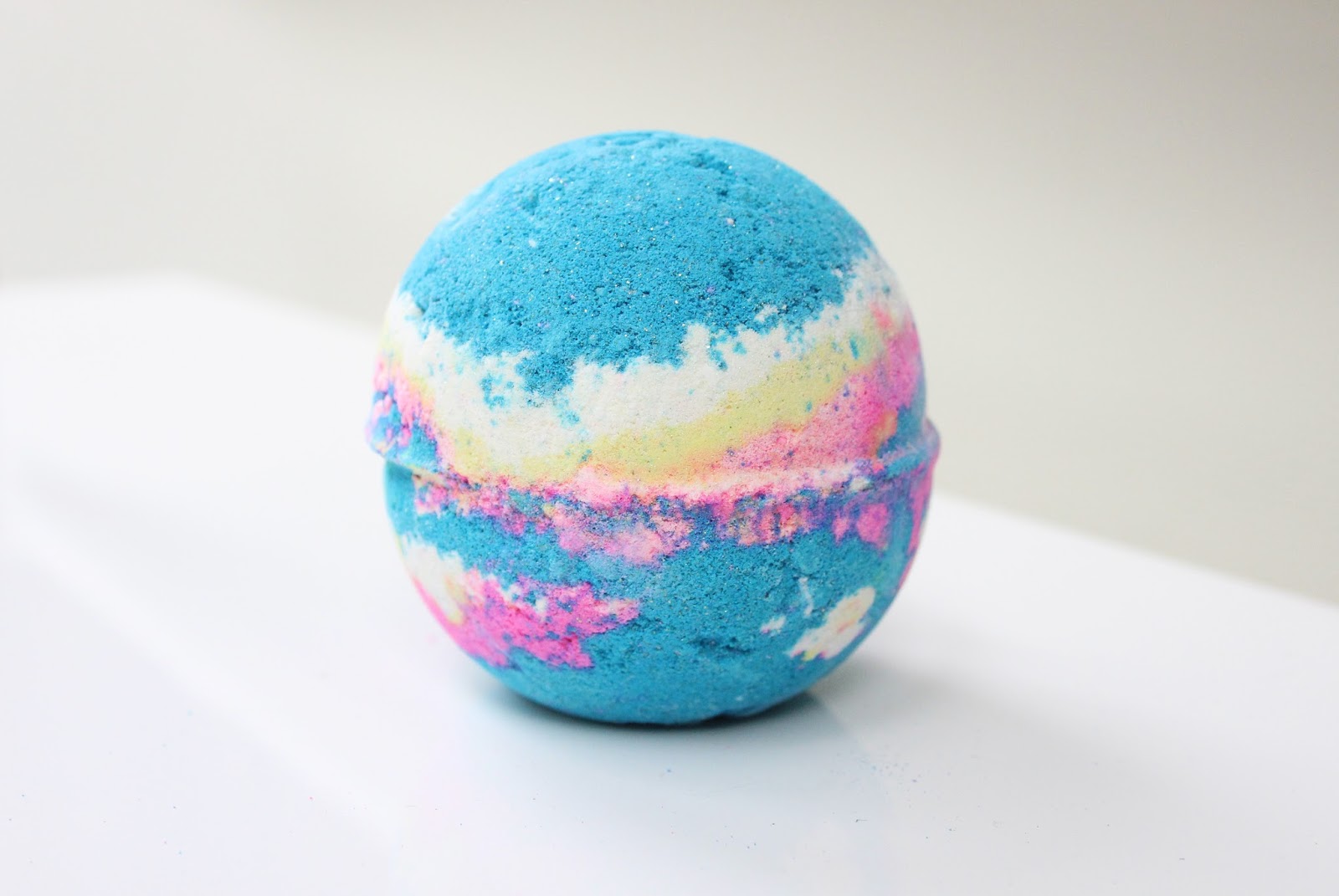 LUSH | INTERGALACTIC BATH BOMB | A Beauty To Rock