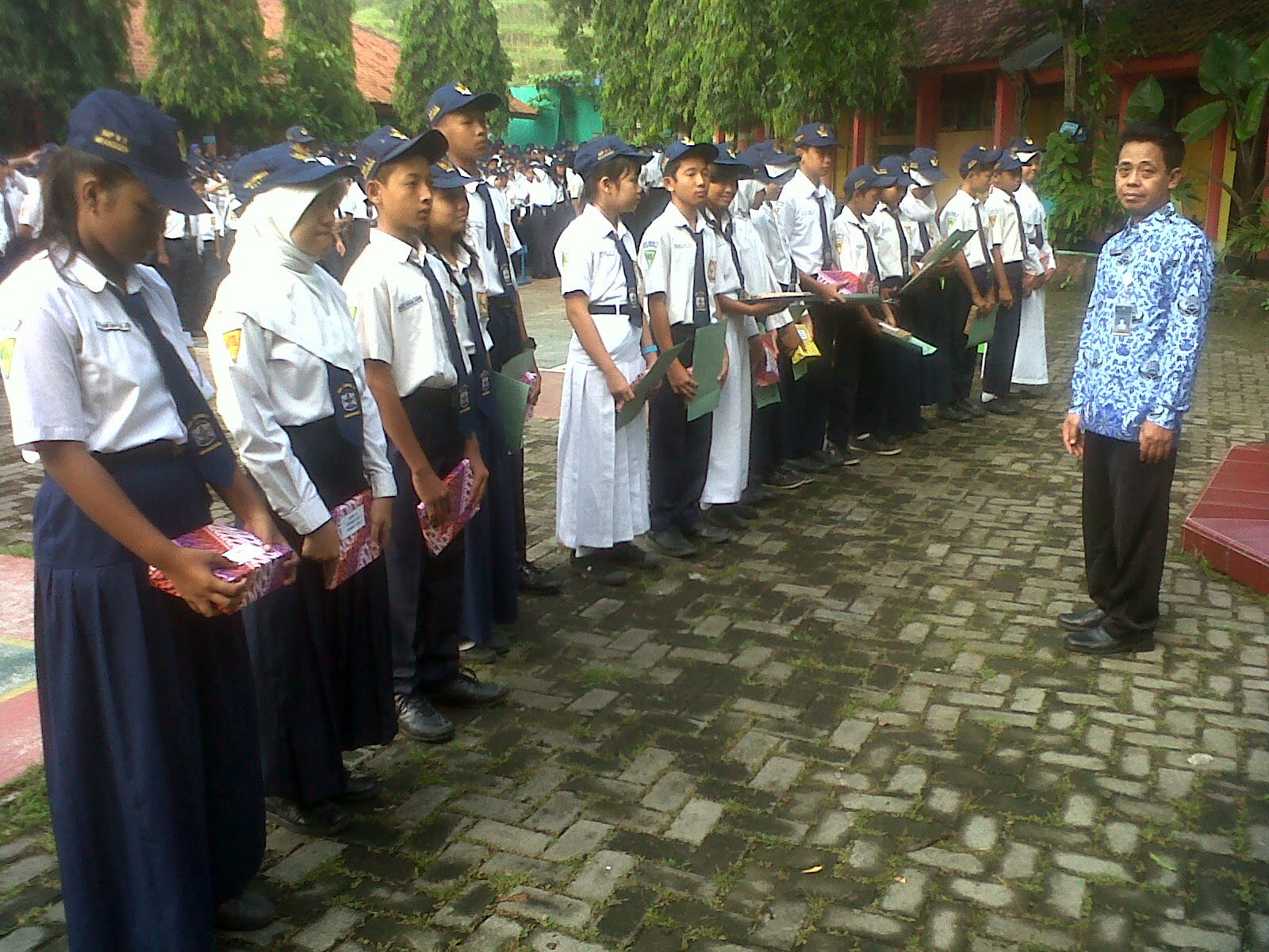 SMP NEGERI 3 MRANGGEN: KEPALA SEKOLAH BERI PENGHARGAAN