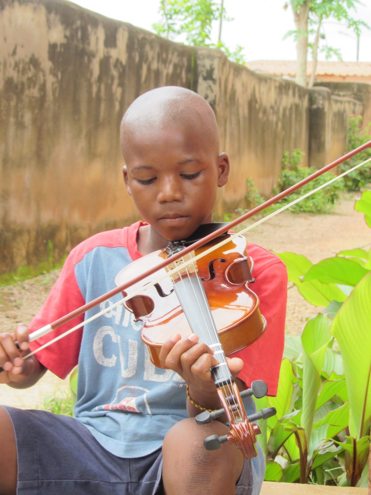 OS PRIMEIROS PASSOS DOS FUTUROS MÚSICOS DE ANGOLA – Salesianas Angola