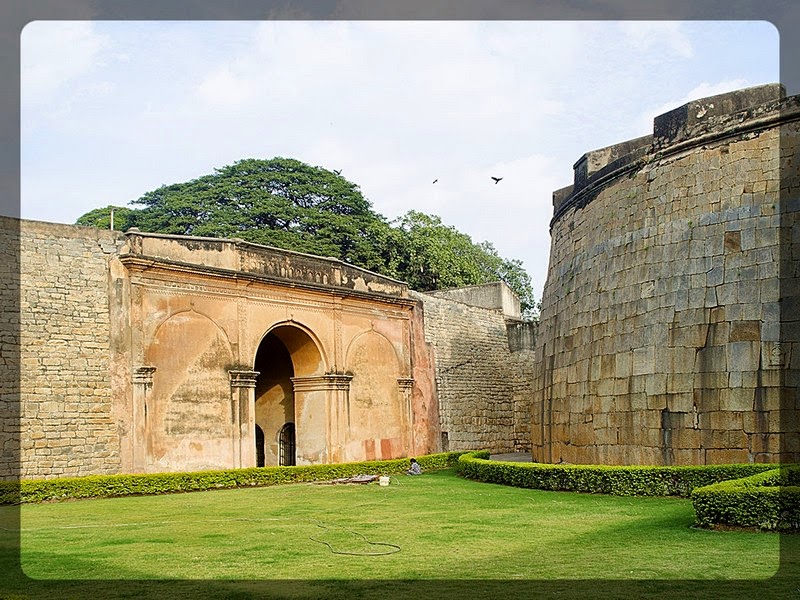 Tipu's Summer palace & Bangalore Fort | Travel Enthusiasts