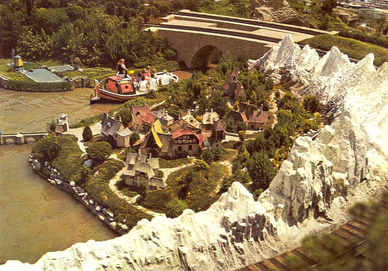 Meet The World: August 1973 - Disneyland 's New Sights & Bright Lights!