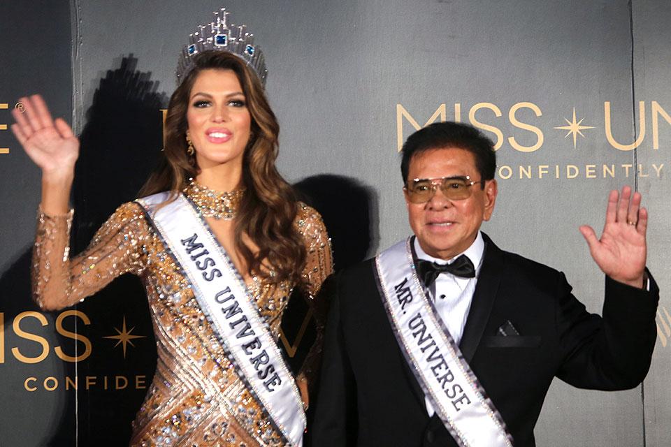 Chavit Singson Receives a Mr. Universe Sash for Making #MissUniverse ...