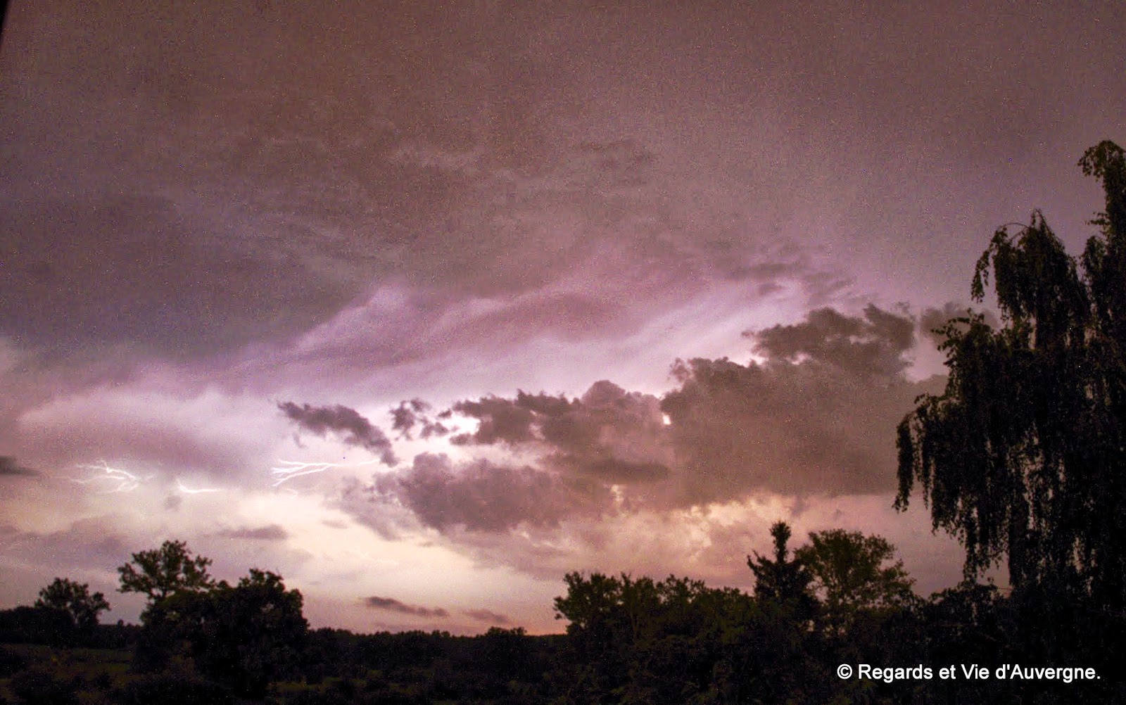 Magie d'un orage de nuit en Auvergne.Regards et Vie d'Auvergne