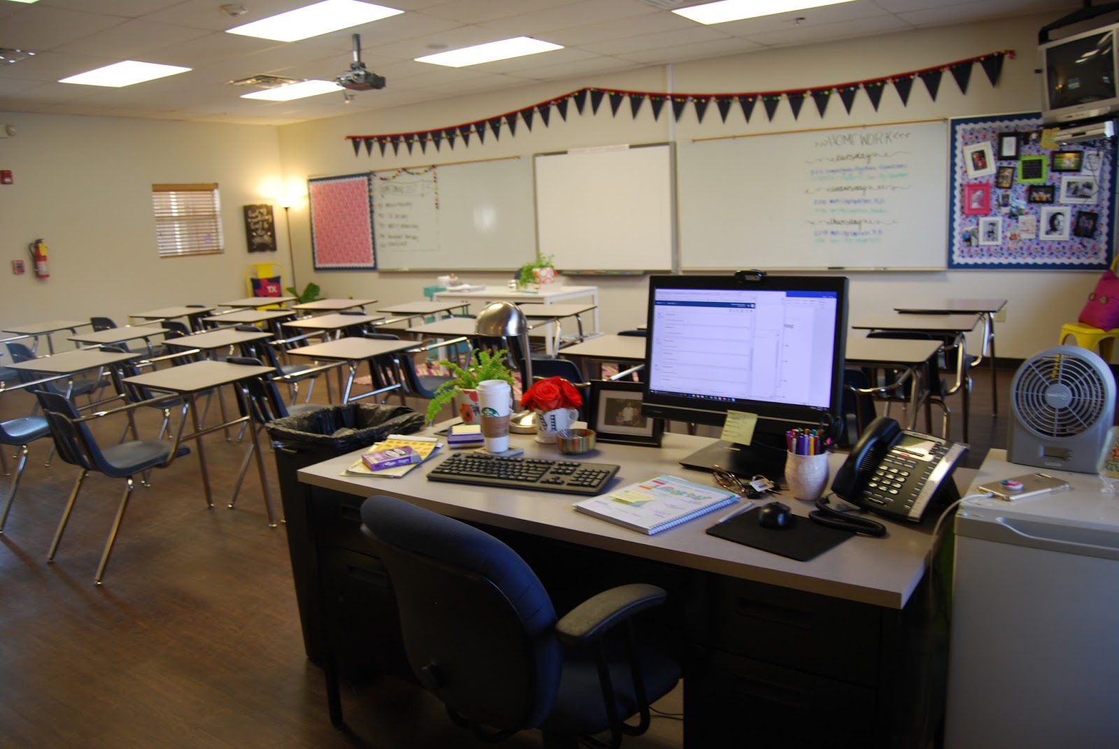 Momfessionals: Teacher Tuesday - Classroom Tour
