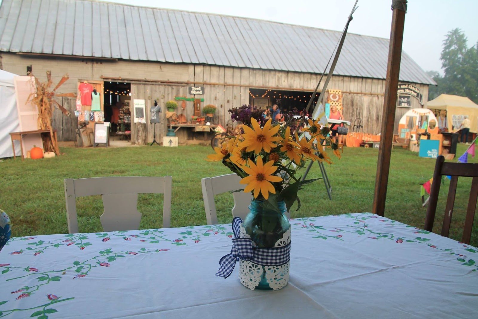 Hen and Chicks Barn Market