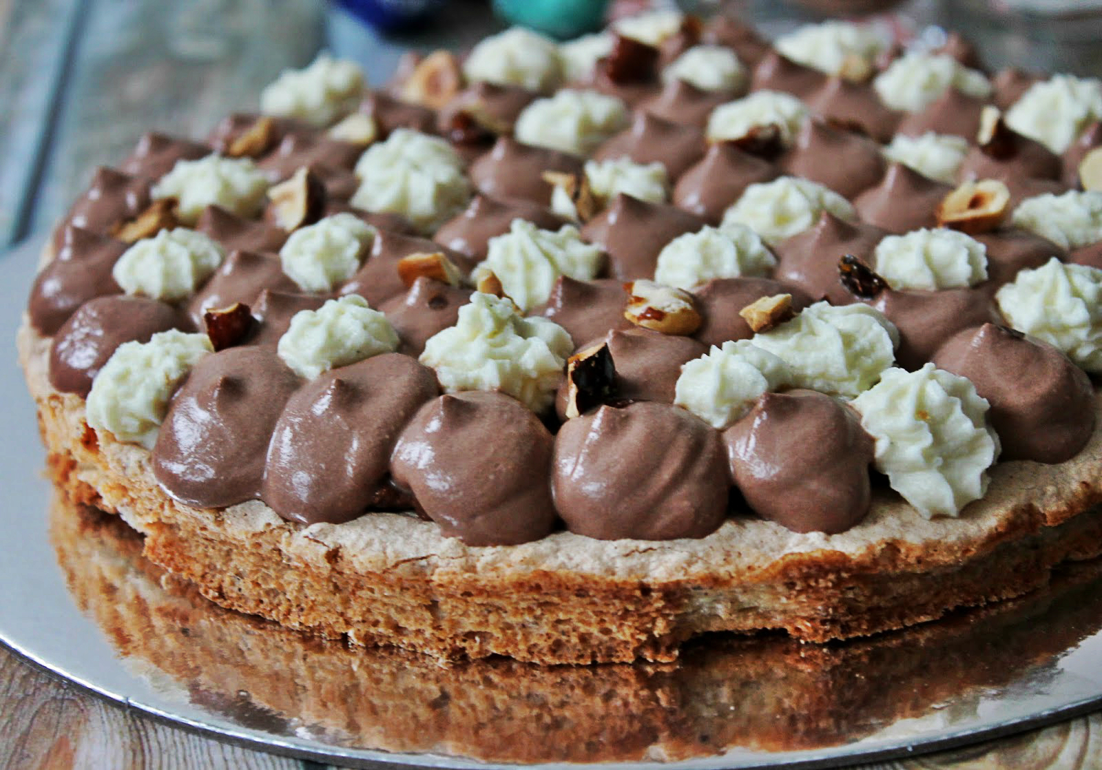 A dacquoise covered with a crispy praline - CakeYep