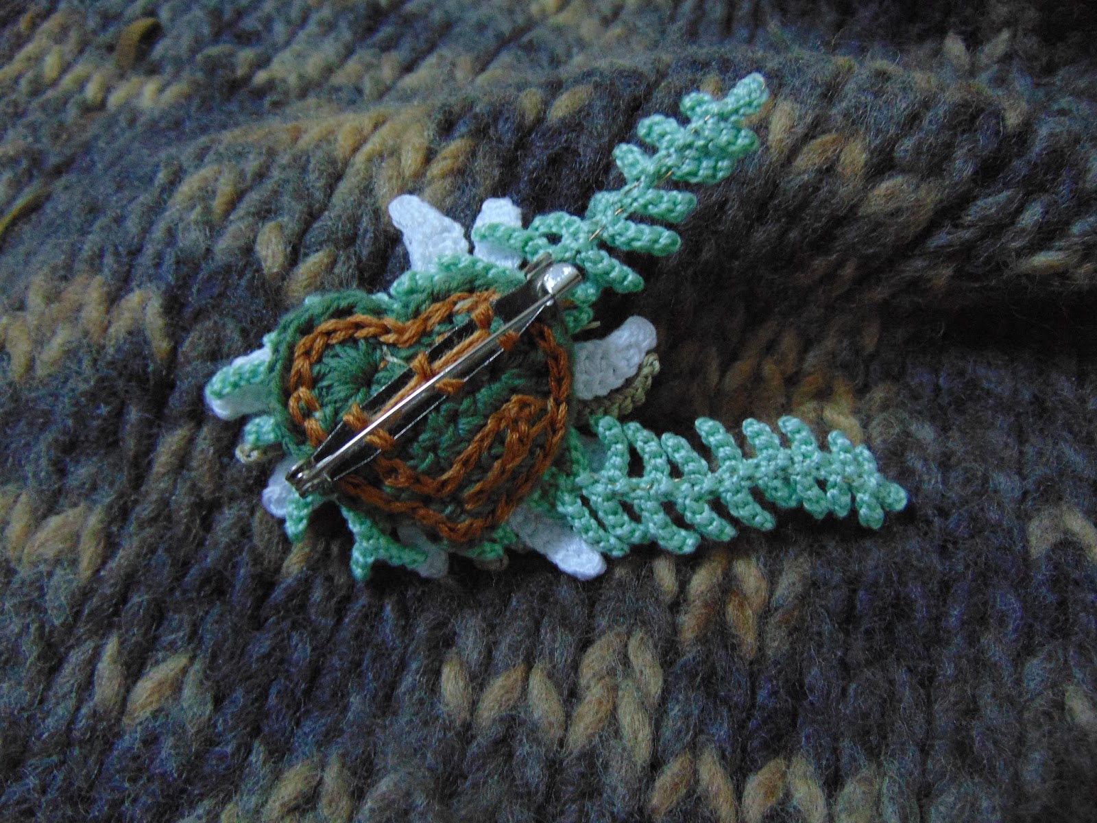 Floare de Lumina: Brosa crosetata cu flori / Brosa cu floare de colt ...