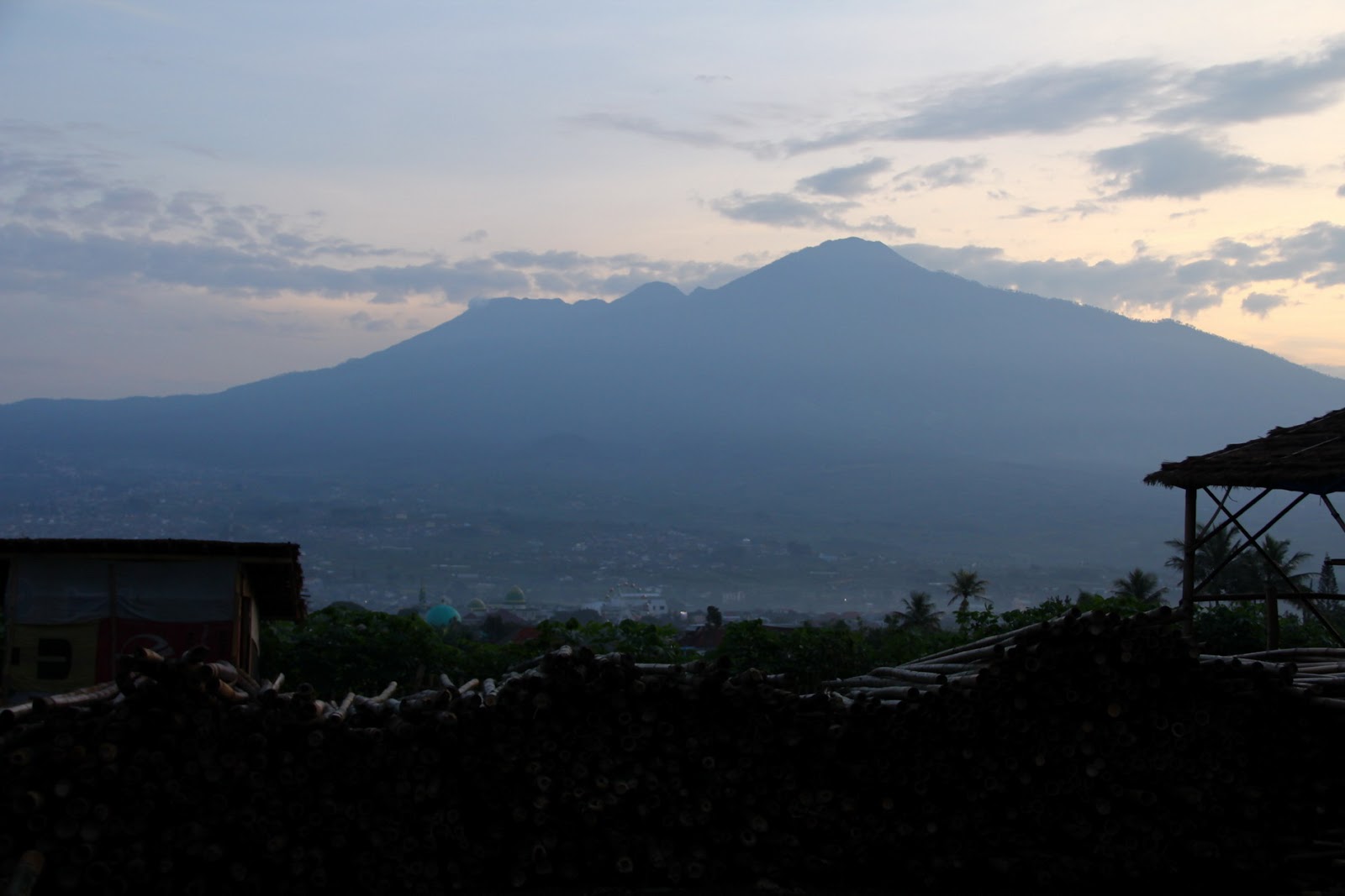 Interesting Wallpapers: Excellent Mountain Scenery Seen from Batu City ...