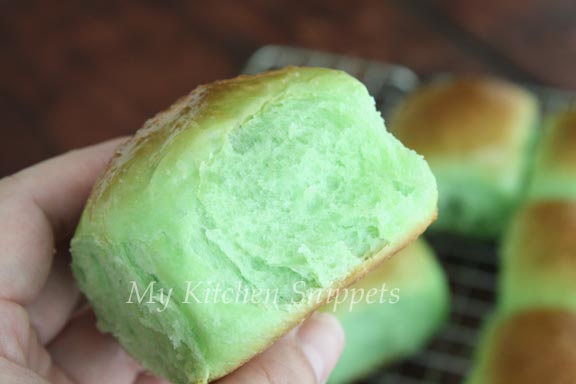 My Kitchen Snippets: Pandan Coconut Buns