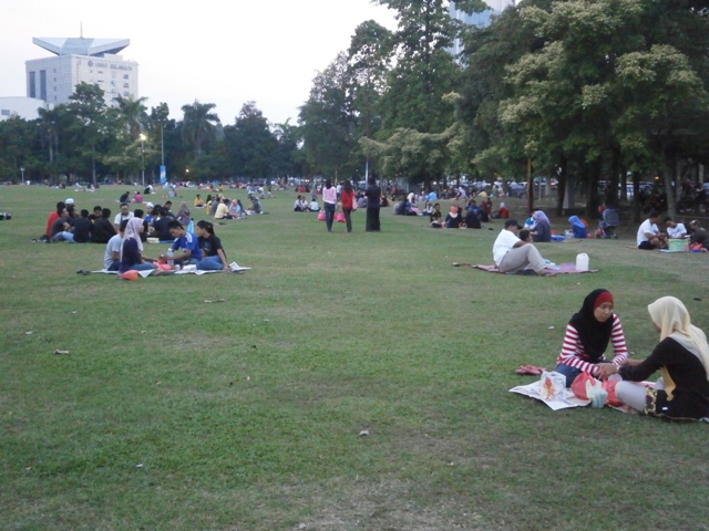 TRAVELOG: BELI DI BAZAR RAMADHAN STADIUM MALAWATI, BERBUKA PUASA DI ...