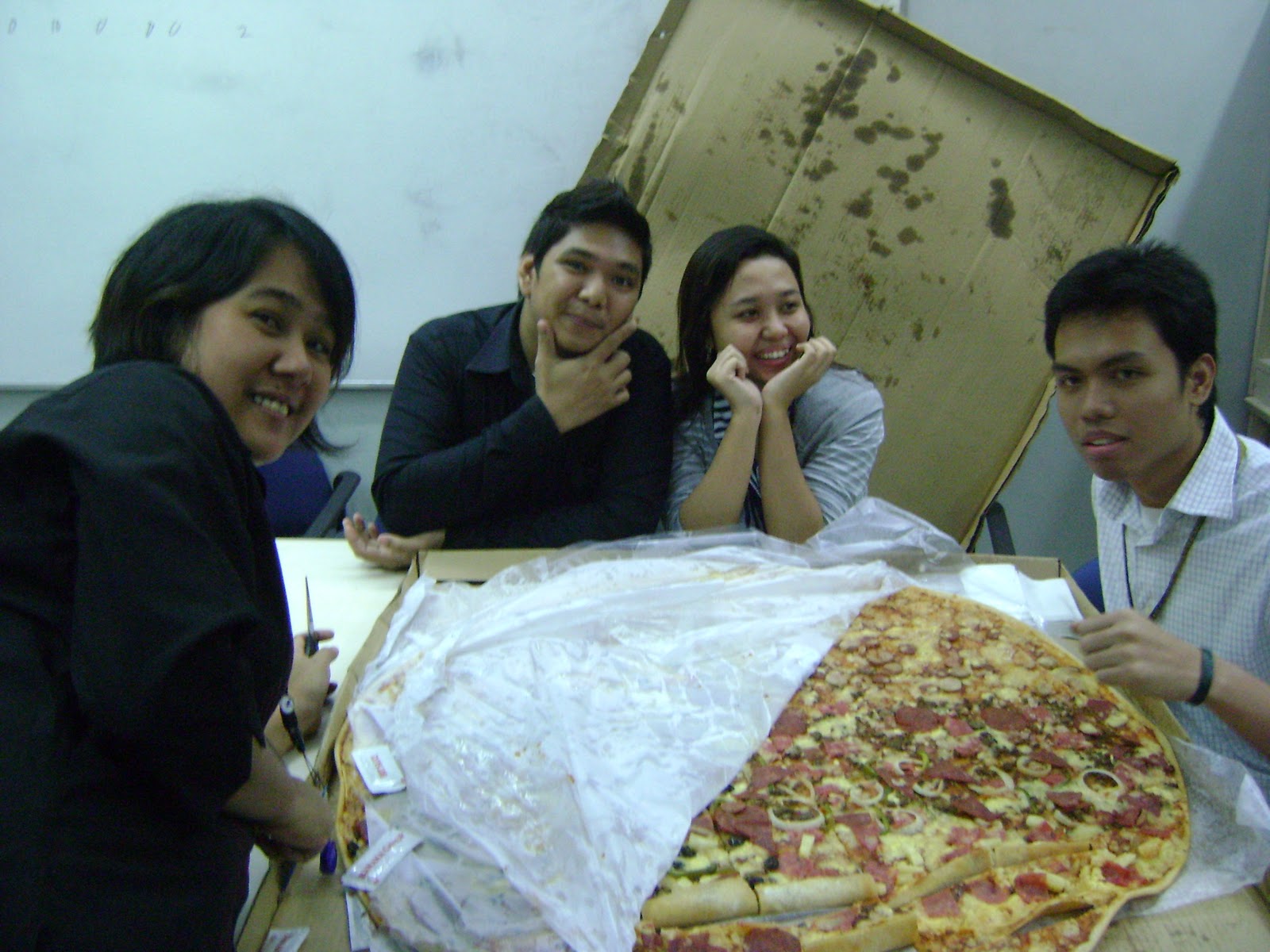 Lafang Adventures: Going gaga over 36-inches pizza, THE BIG GUYS WAY