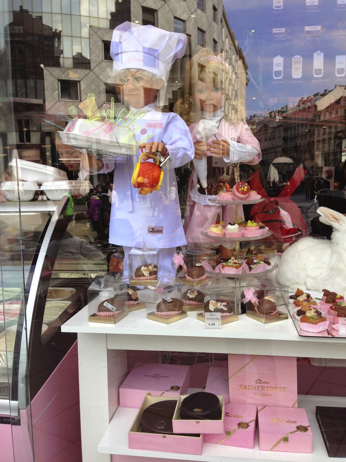 aswana-cliche: Vienna, Stephanplatz - Aida Cafe Vienna since 1913