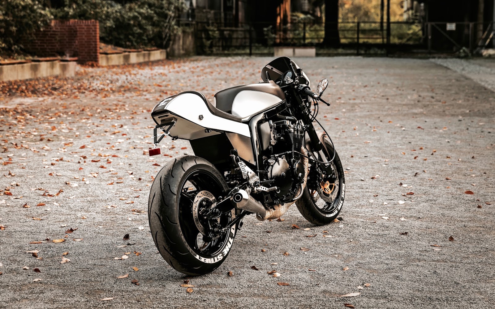 The Gixxer who Beats the Street - Inazuma café racer