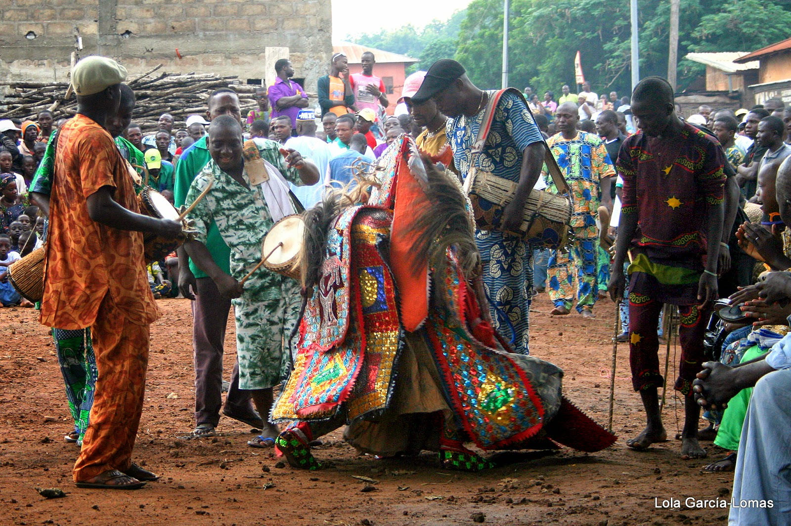 ¿Y allí que hay?: Egúngún. Hablando con los antepasados
