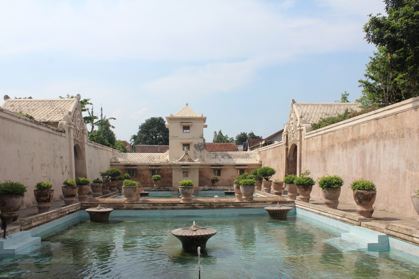 Taman Sari = Mengintip Kisahnya dan Arsitekturnya Dari Guide Lokal