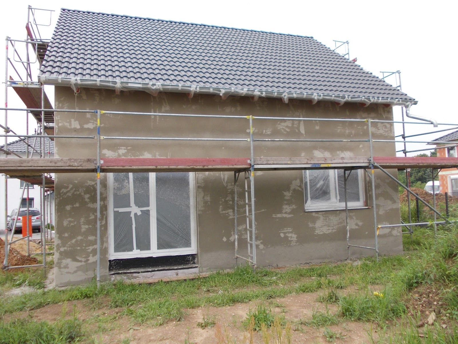 Hausbau: Estrich, Außenputz (Grundputz) und die provisorische Einfahrt