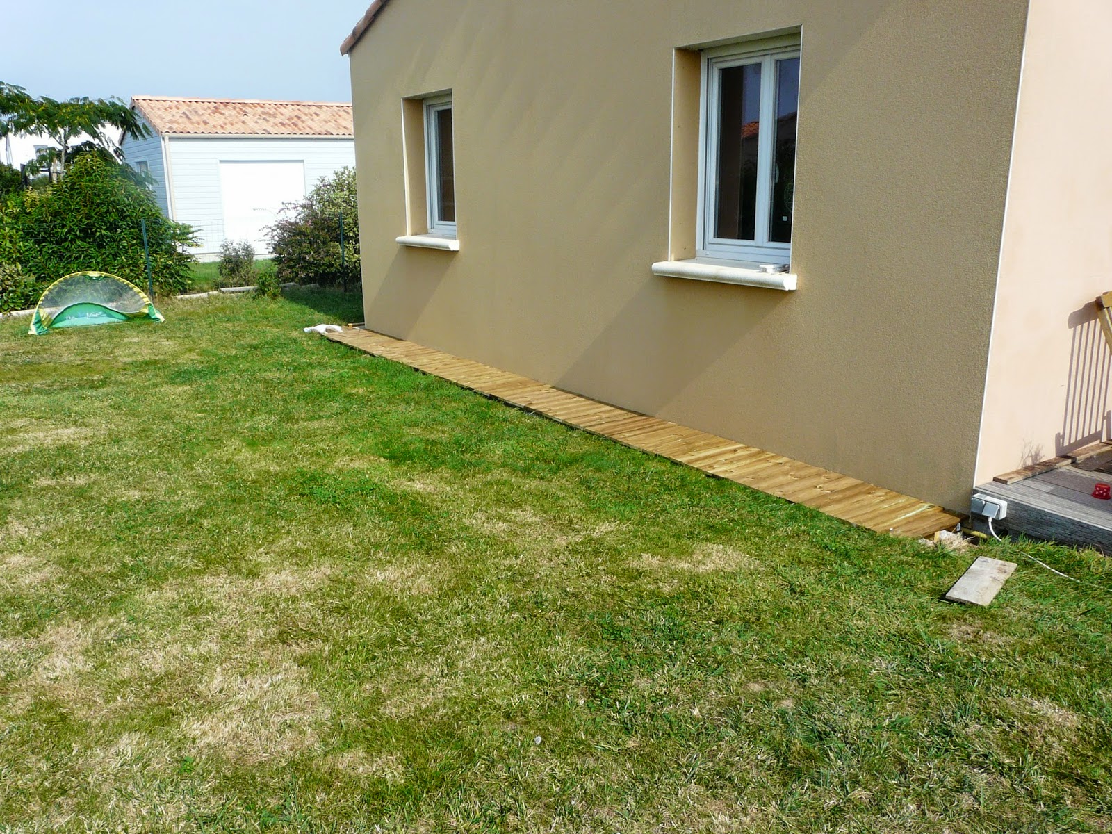 La maison de Laurent et Valérie à Bouaye: Trottoire périphérique en bois