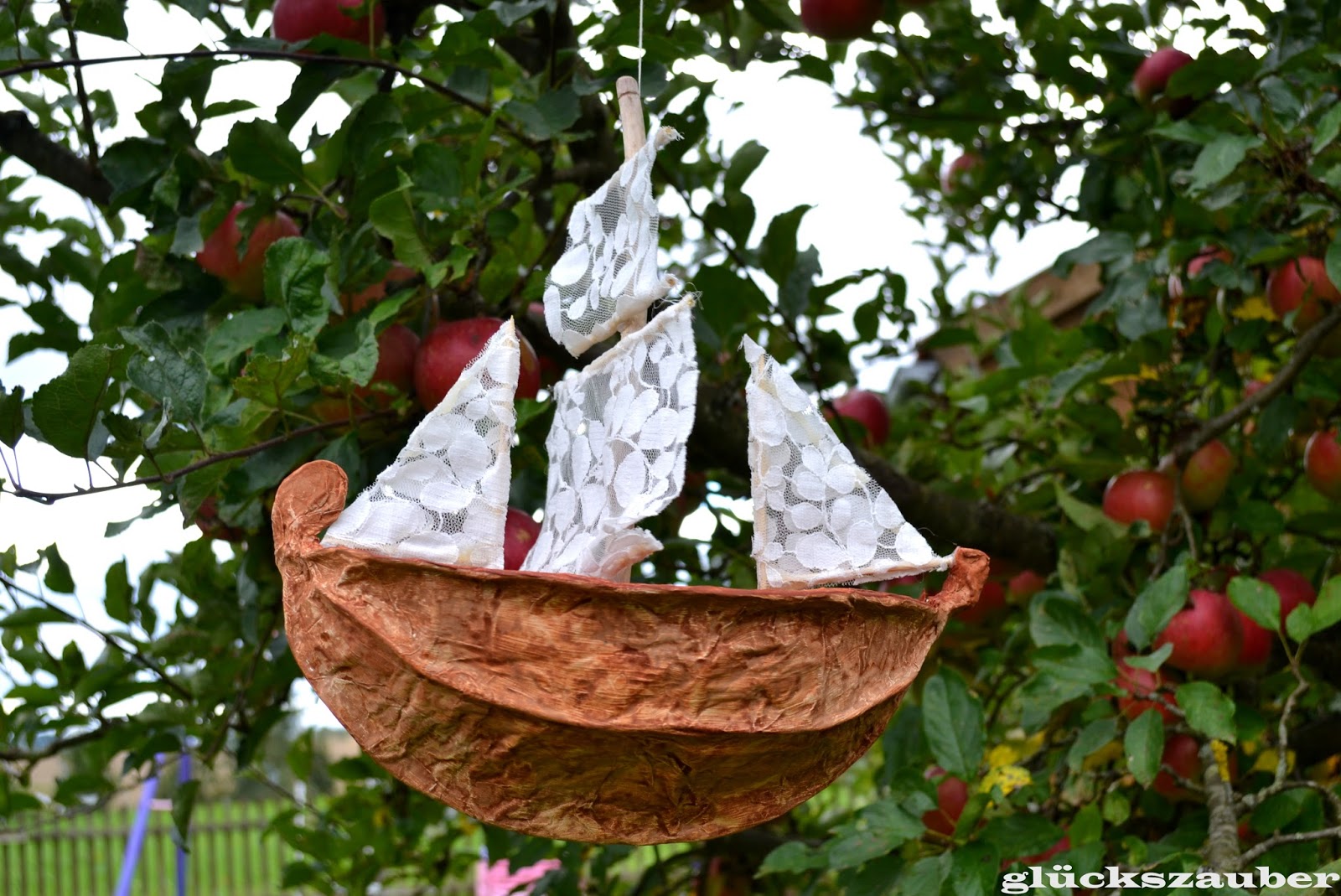 glückszauber : Segelschiff aus Pappmaché mit Segeln aus Spitze