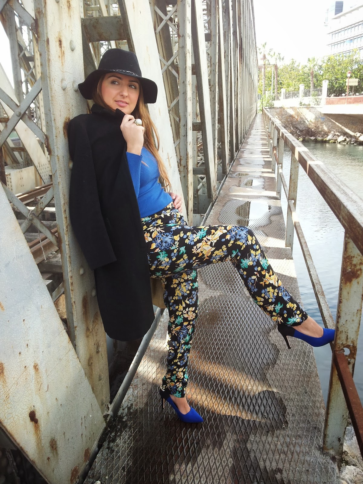 Sara Moreno: Azul Azabache.....