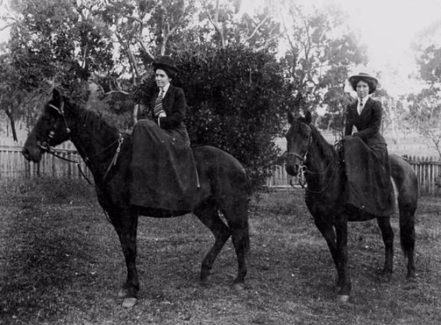 22 Amazing Vintage Photographs of Women Riding Side-Saddle From the ...