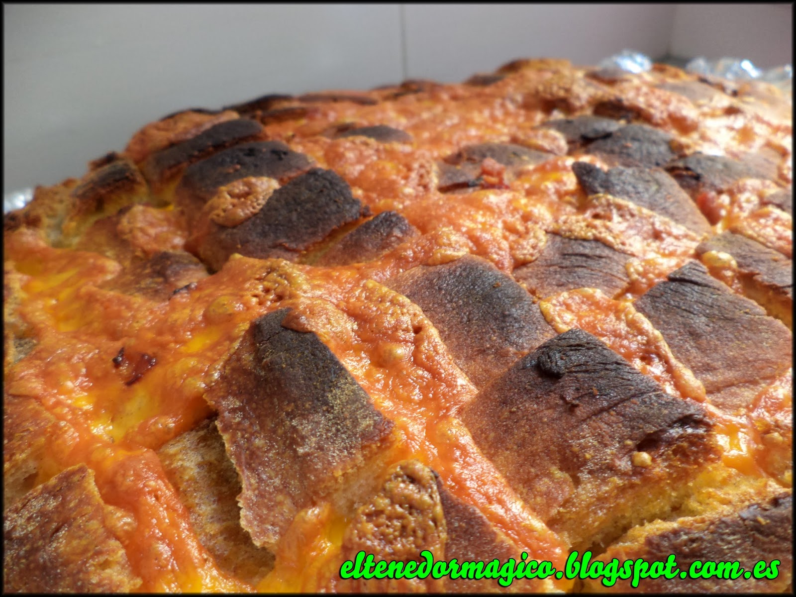 Pan relleno con queso, jamón y chorizo